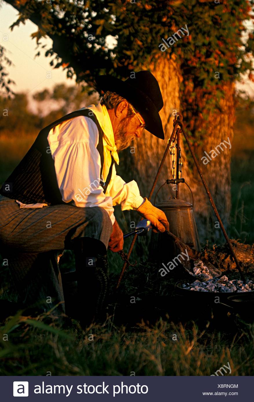 Cowboy Cooking Fire Stock Photos & Cowboy Cooking Fire Stock Images - Alamy