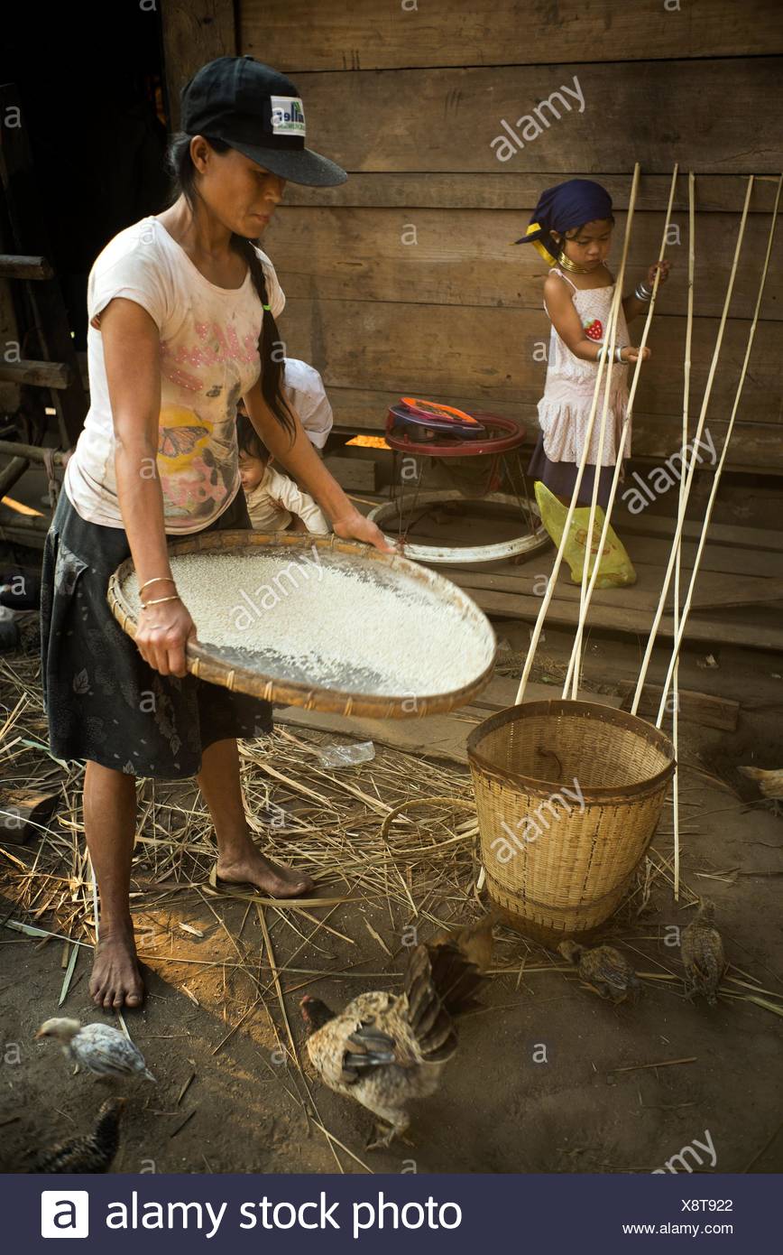 Woman Sifting Rice Stock Photos & Woman Sifting Rice Stock Images - Alamy