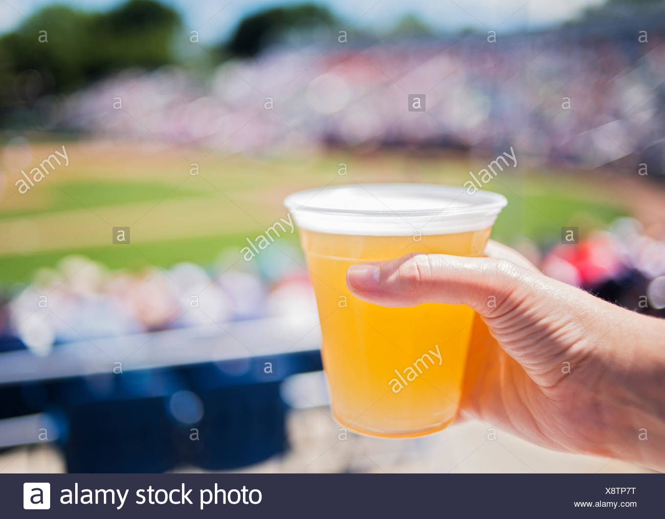 Hand Holding Beer High Resolution Stock Photography and Images - Alamy
