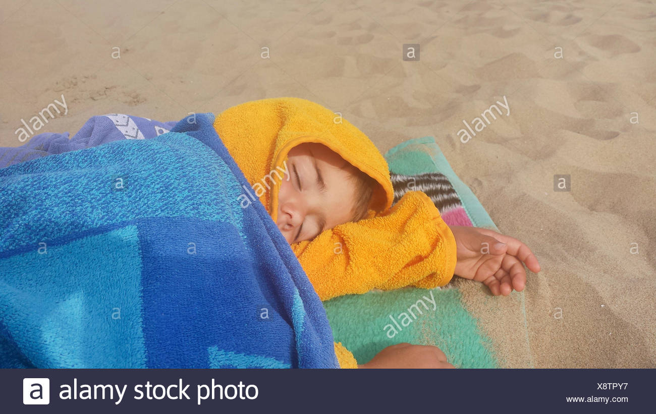 People Sleeping Sleeping On Beach High Resolution Stock Photography and ...