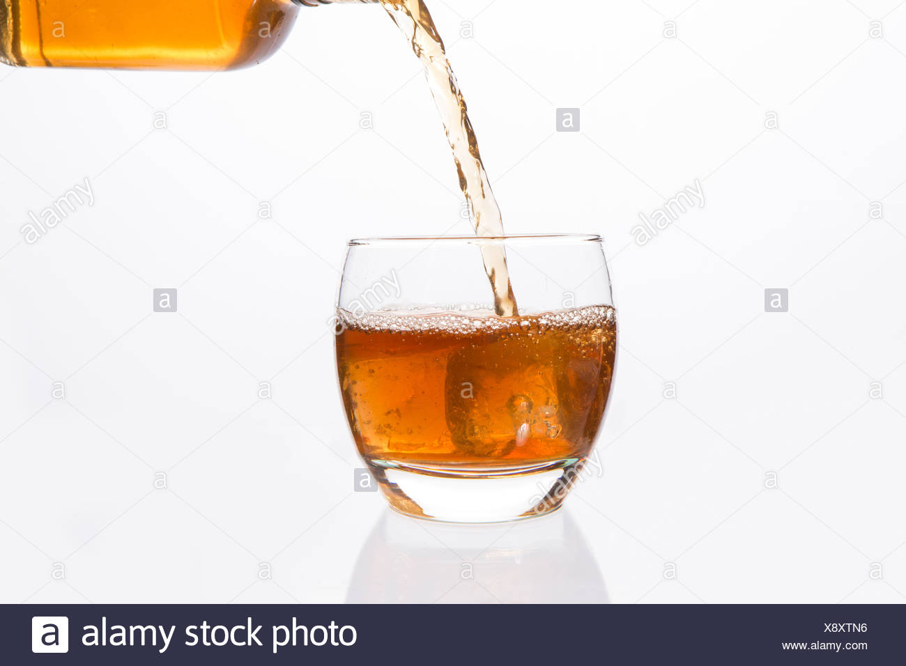 Pouring Whisky Stock Photos & Pouring Whisky Stock Images - Alamy