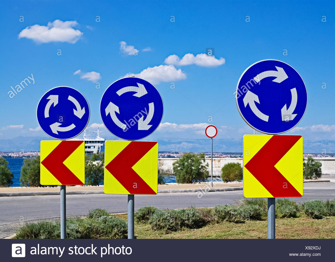 Roundabout Arrows Stock Photos & Roundabout Arrows Stock Images - Alamy