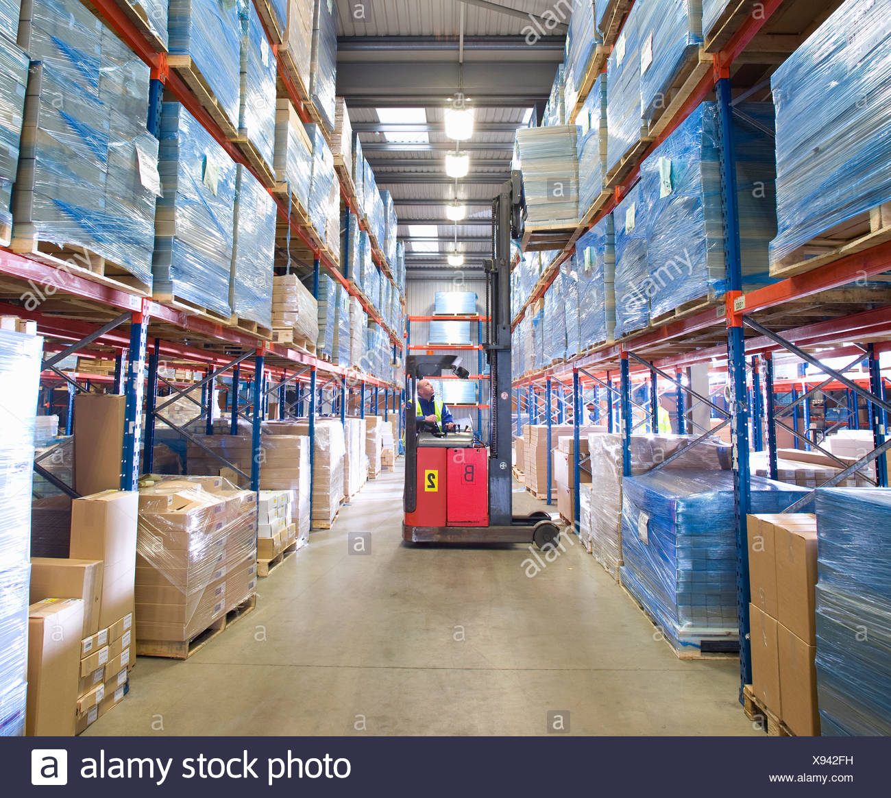 Lifting Pallet Stock Photos & Lifting Pallet Stock Images - Alamy