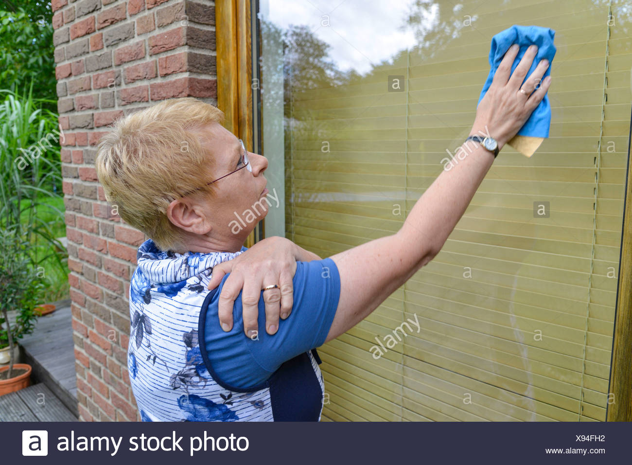 Shoulder Pain Not Shirtless High Resolution Stock Photography and ...