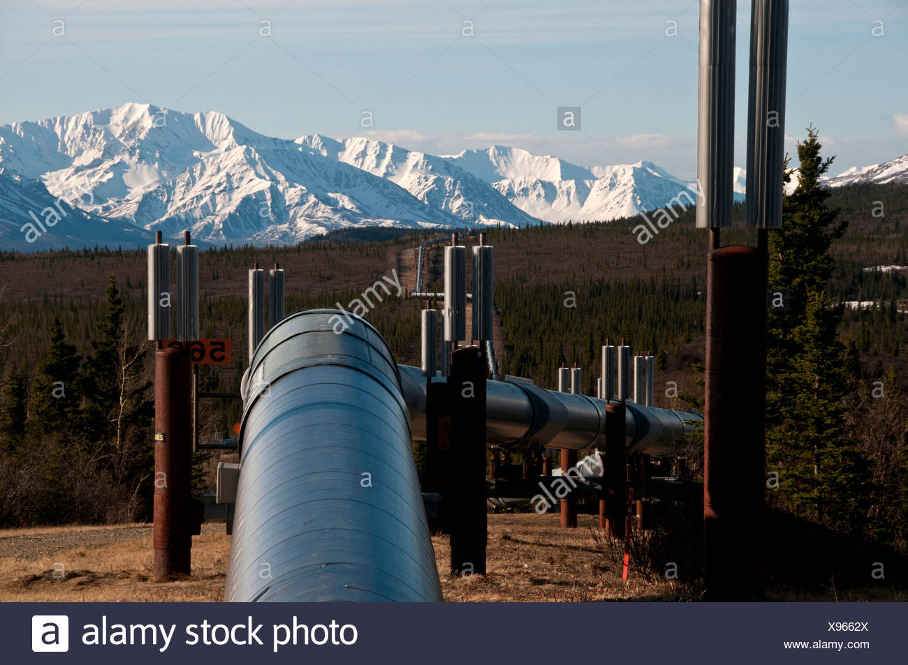 Alaska Oil Pipeline Usa Snow Stock Photos & Alaska Oil Pipeline Usa ...