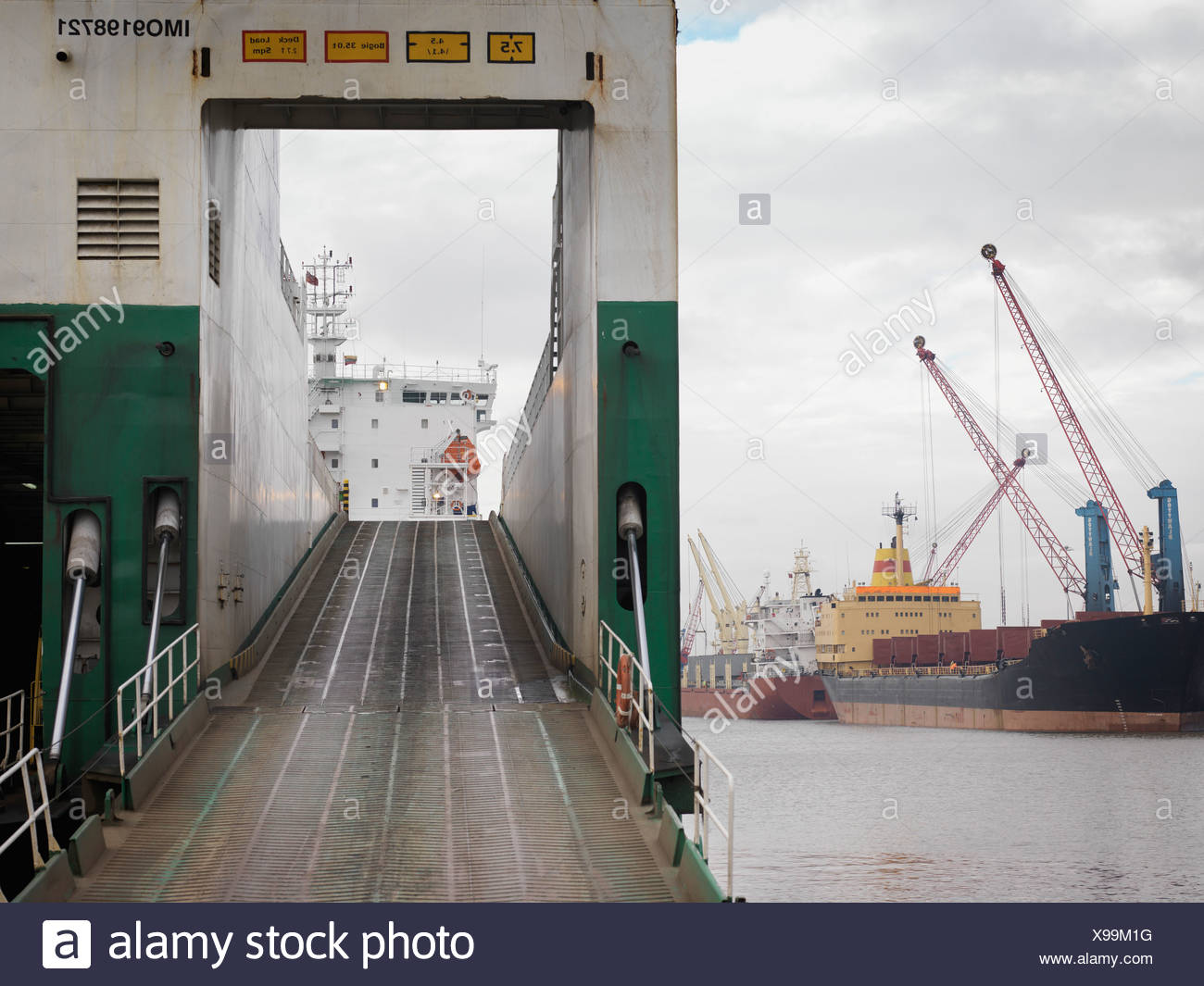Crane On Boat Stock Photos & Crane On Boat Stock Images - Alamy