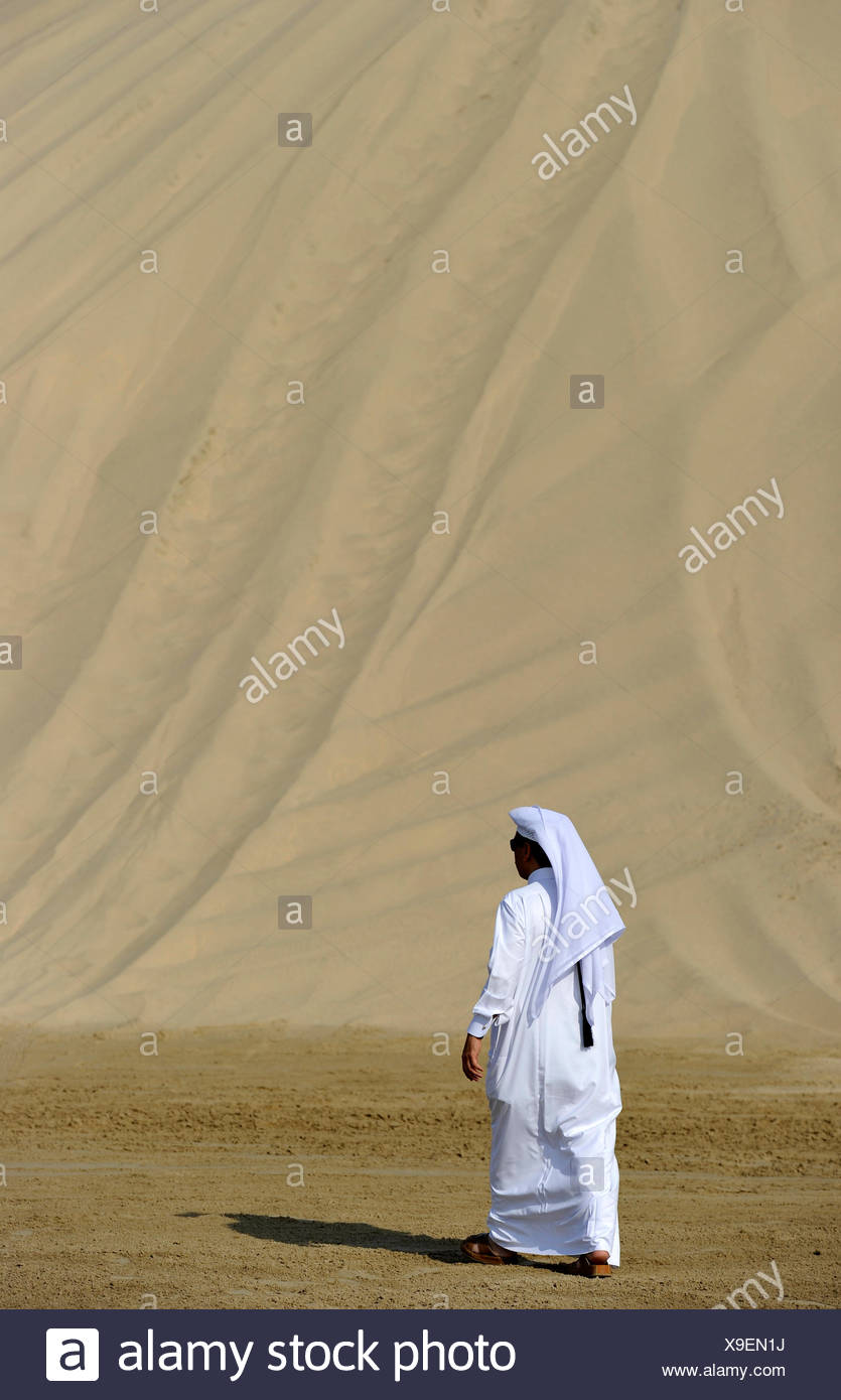 Qatari Men In Traditional Attire High Resolution Stock Photography and ...