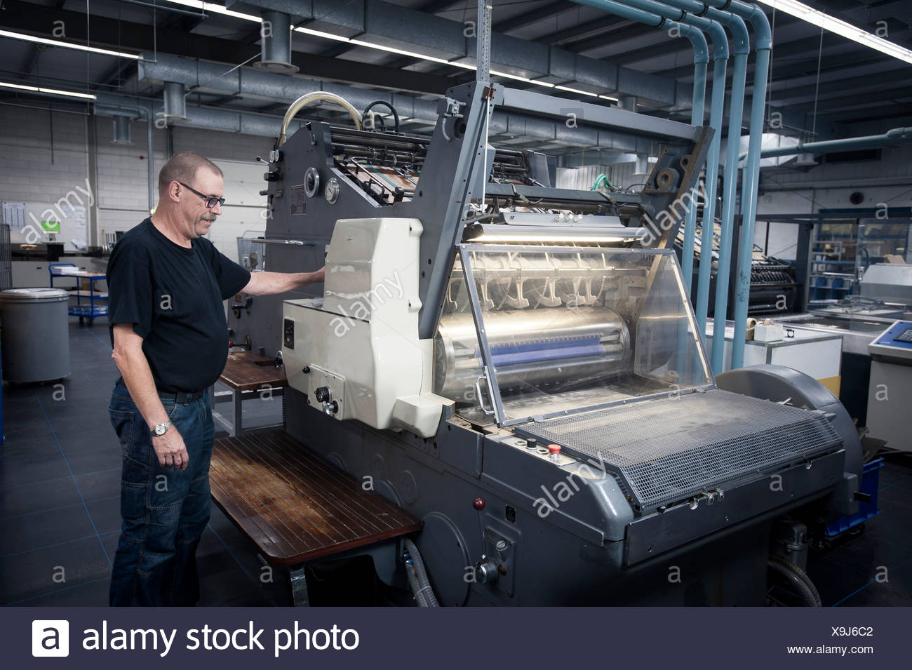Man At Printing Press High Resolution Stock Photography and Images - Alamy