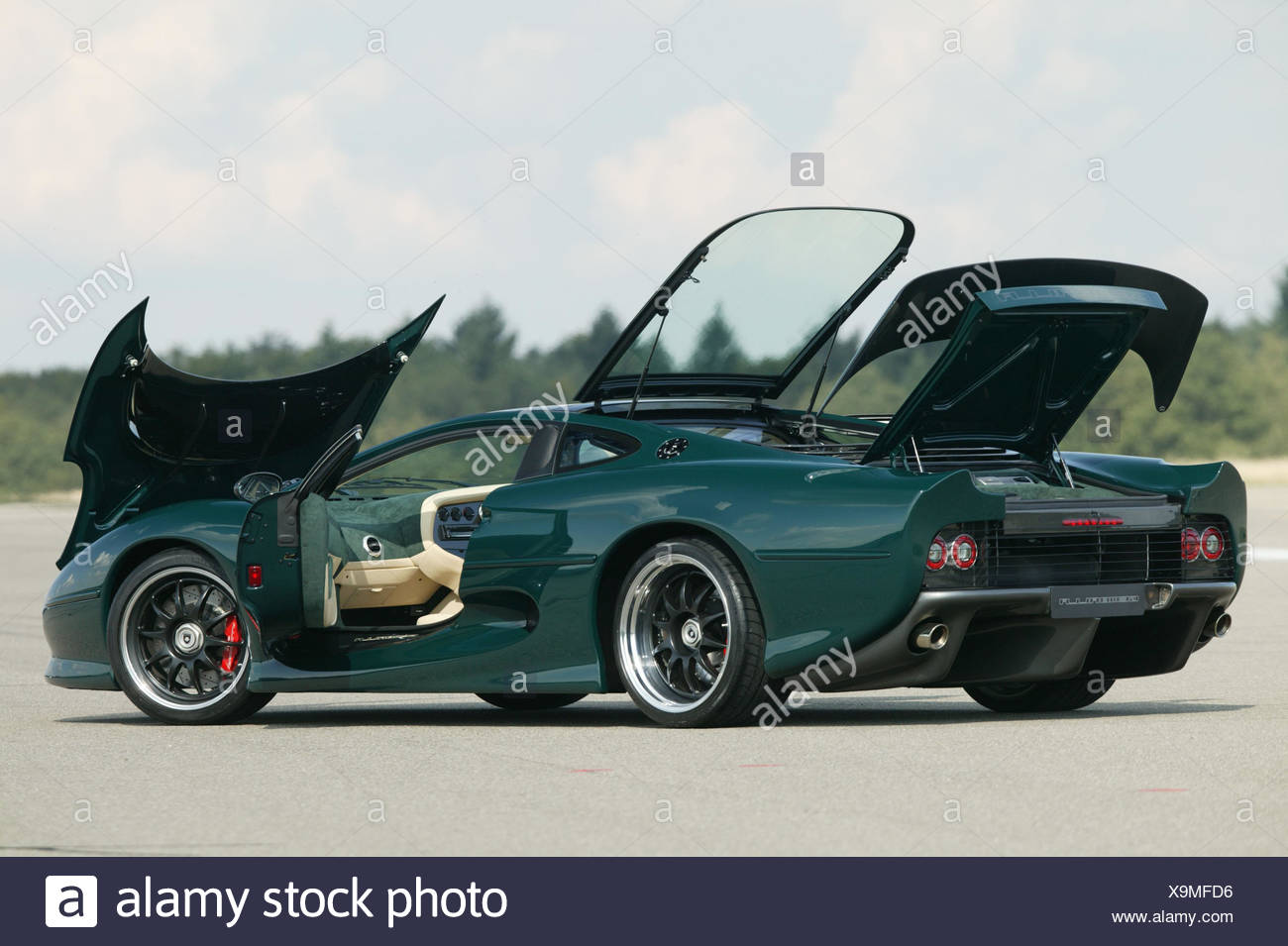 Green Car Bonnet High Resolution Stock Photography and Images - Alamy