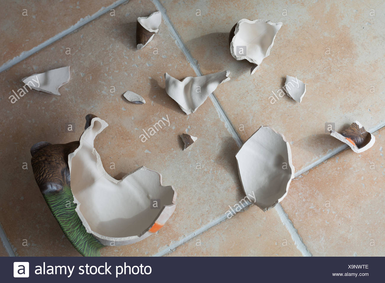 Zerbrochene Dekoration High Resolution Stock Photography and Images - Alamy