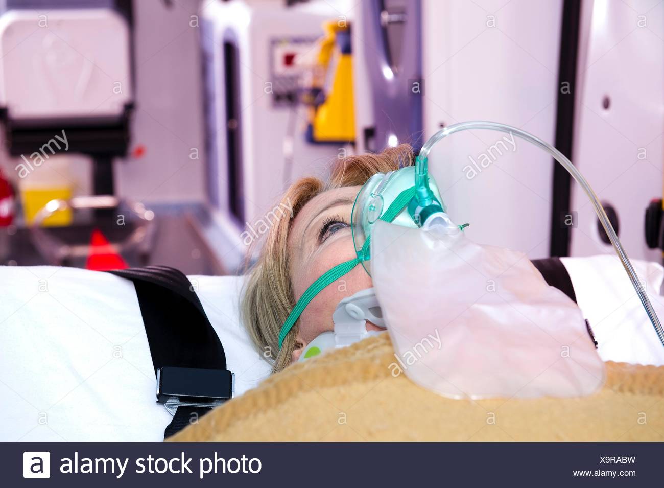 Oxygen Mask Stock Photos & Oxygen Mask Stock Images - Alamy
