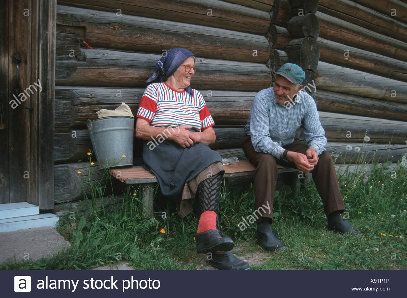 Old Couples Chatting Stock Photos & Old Couples Chatting Stock Images ...
