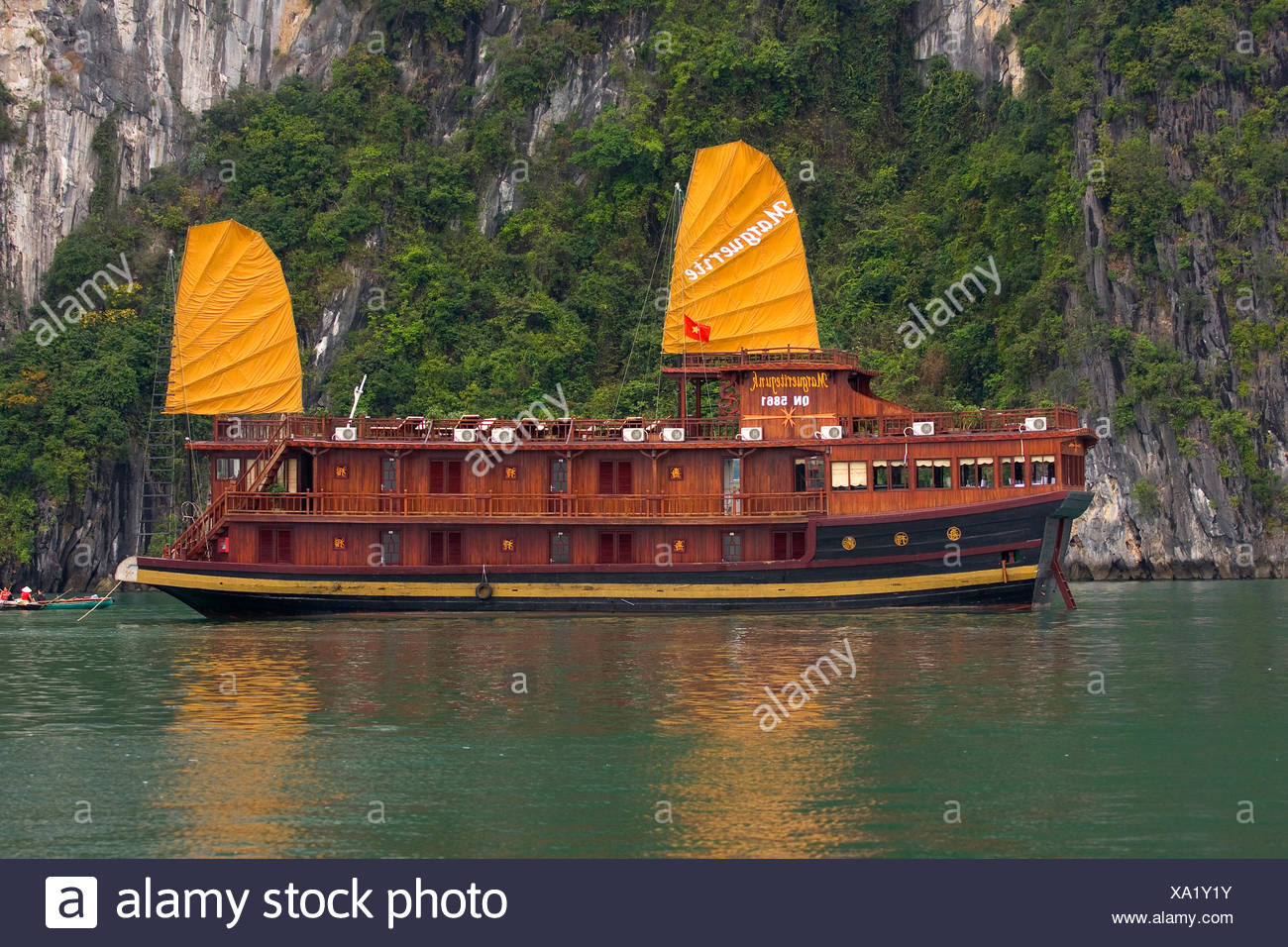 Vietnamese Junk Boat High Resolution Stock Photography and Images - Alamy