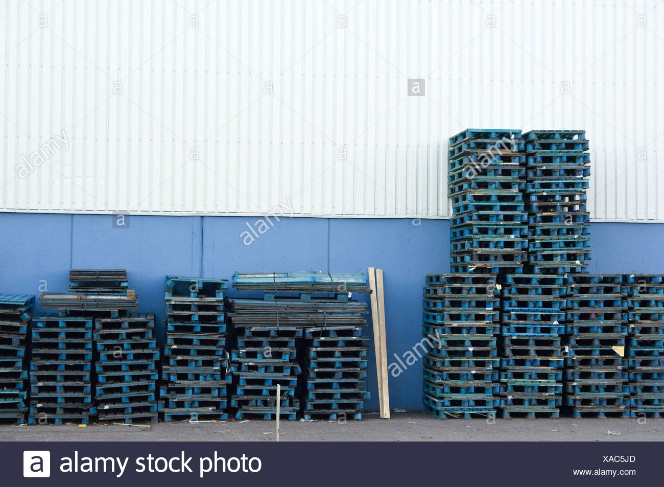 Empty Pallets Stock Photos & Empty Pallets Stock Images - Alamy