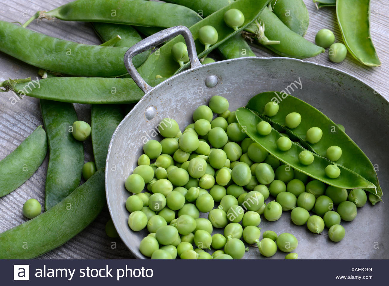Gruene Erbsen In Schale und Erbsenschoten Stock Photos & Gruene Erbsen ...