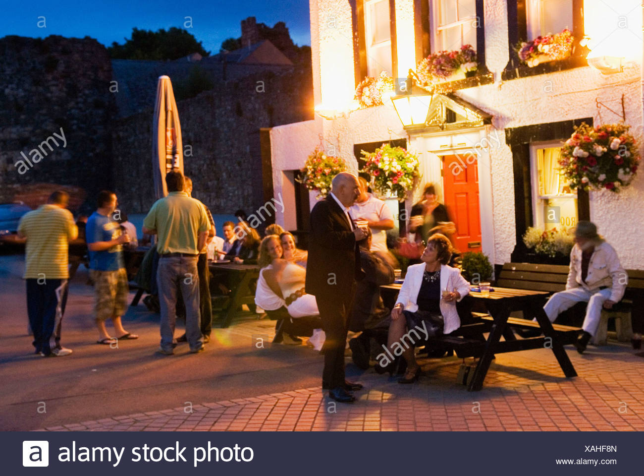 Outside Pub Stock Photos & Outside Pub Stock Images - Alamy