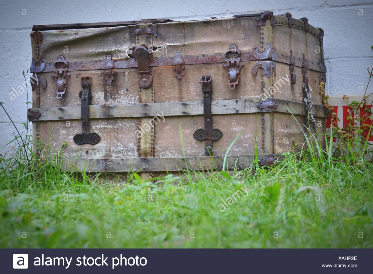Damaged Suitcase Stock Photos & Damaged Suitcase Stock Images - Alamy