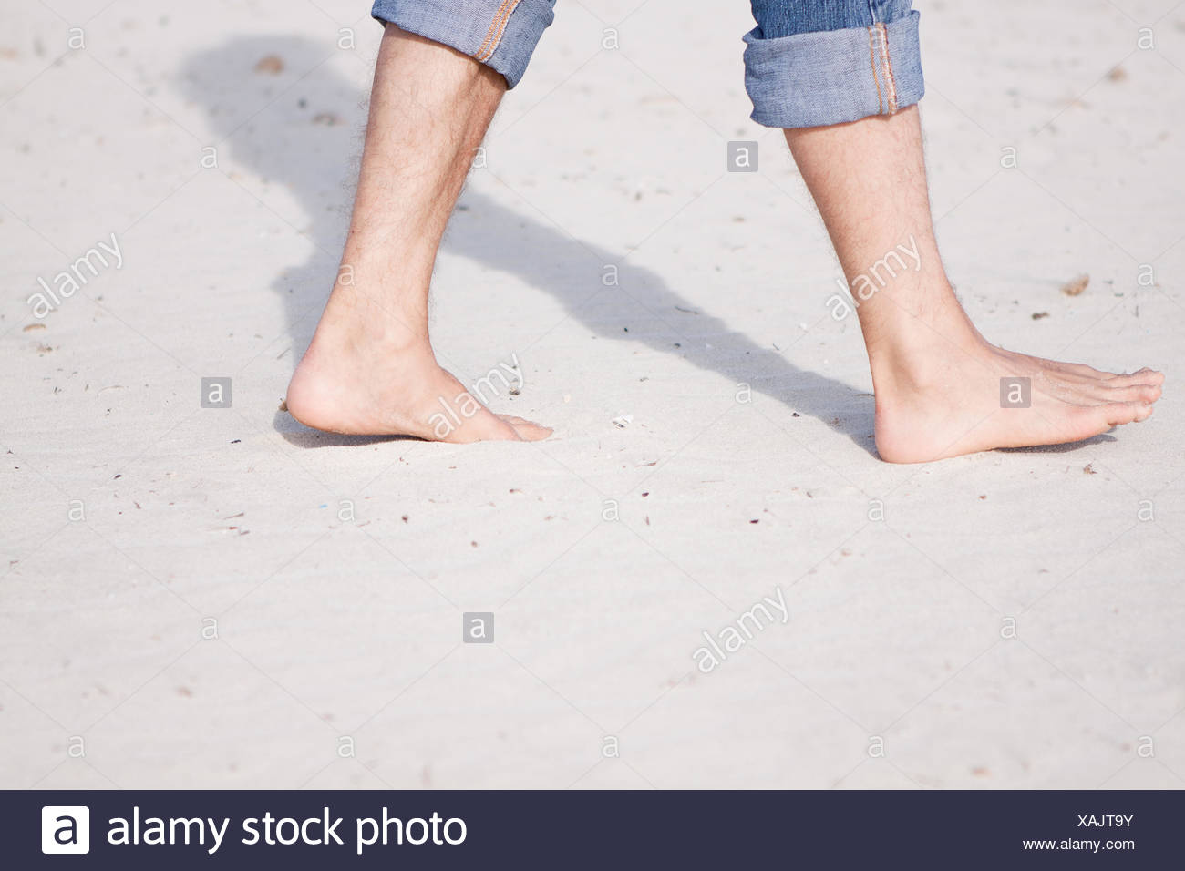 Barfuss Im Sand und Am High Resolution Stock Photography and Images - Alamy