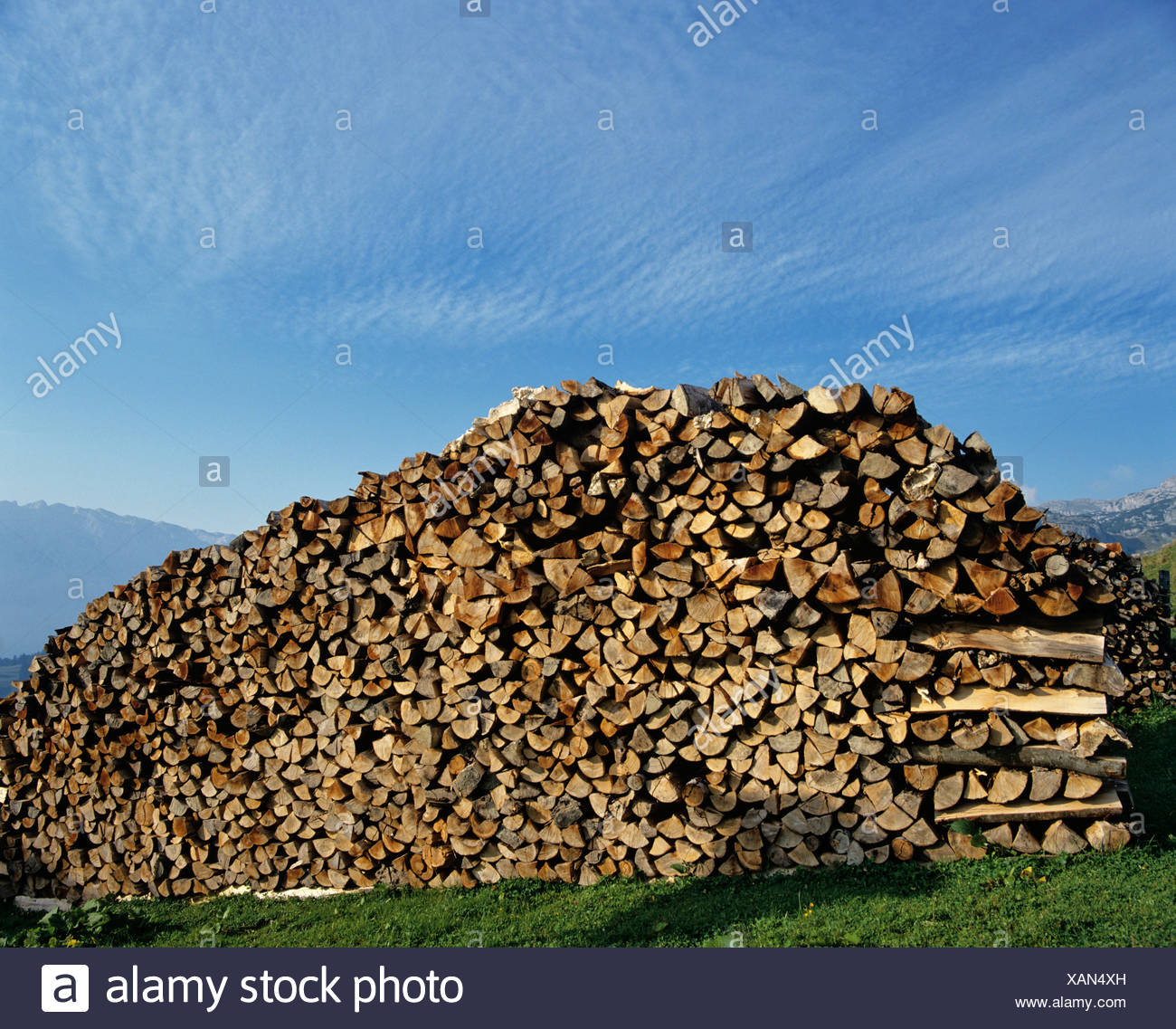 Brennholzstapel High Resolution Stock Photography and Images - Alamy
