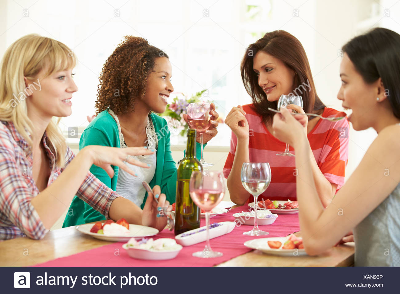 Women Sitting Around Kitchen Table Stock Photos & Women Sitting Around ...