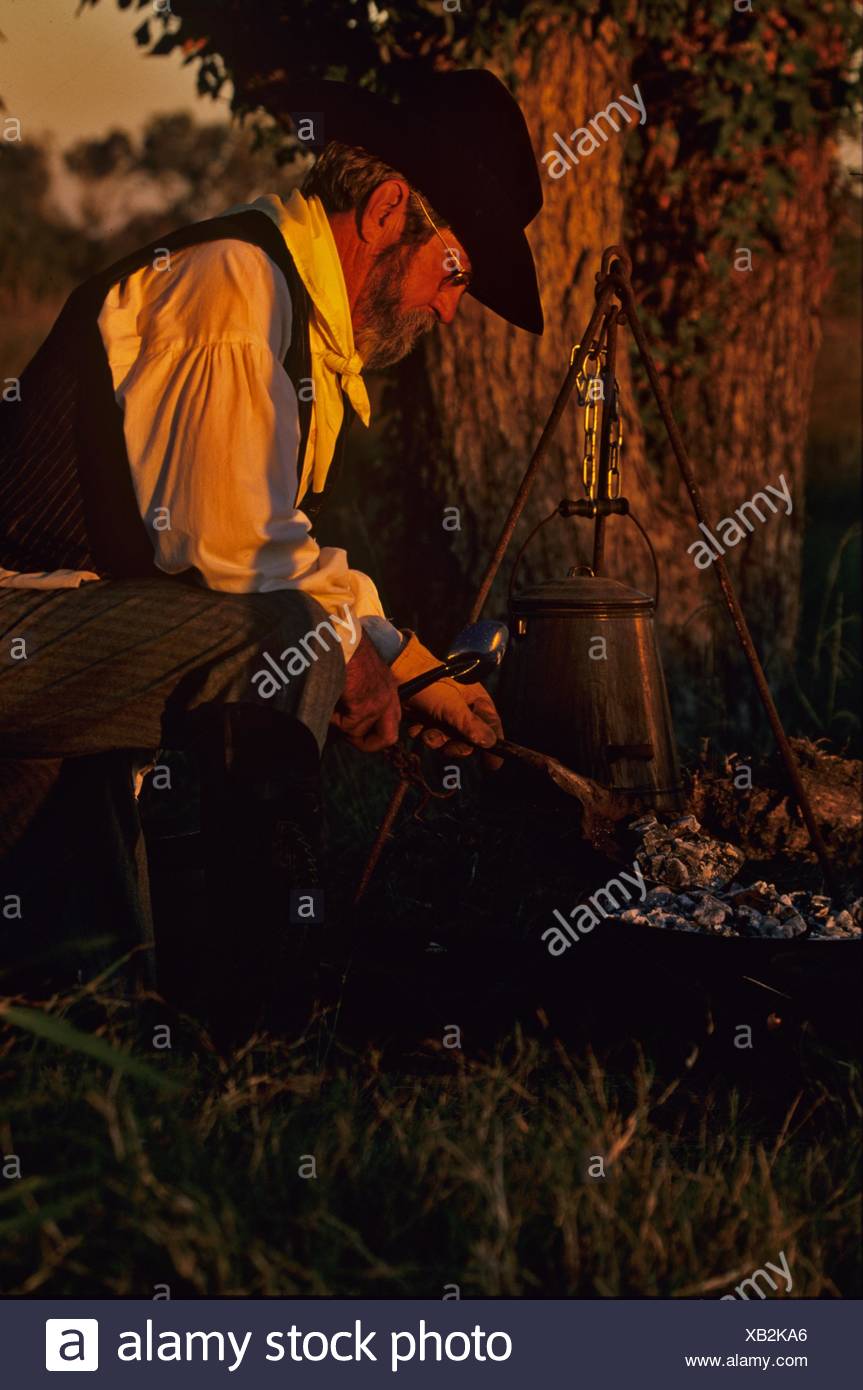 Cowboy Cooking Fire Stock Photos & Cowboy Cooking Fire Stock Images - Alamy