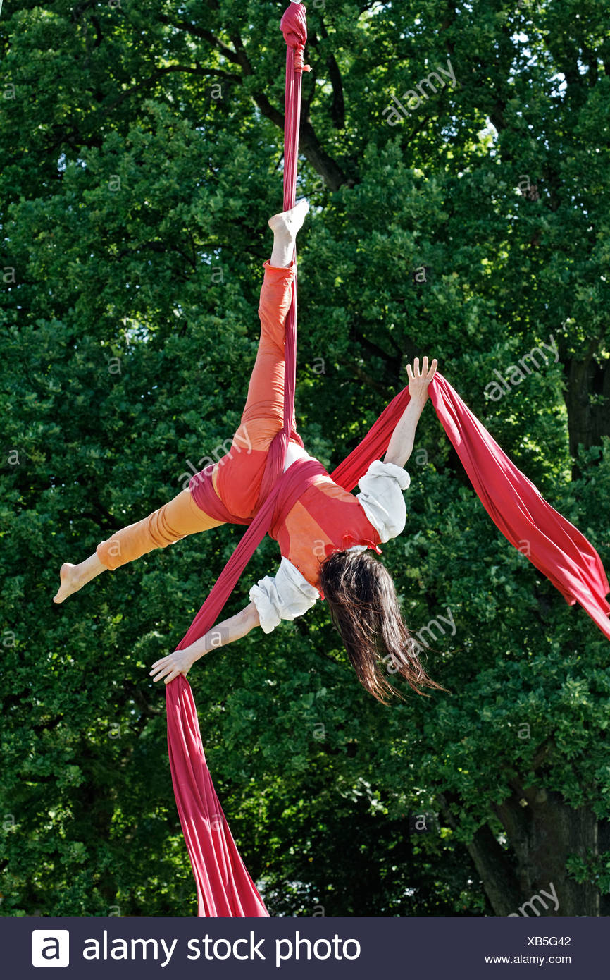Trapeze Artist Stock Photos & Trapeze Artist Stock Images - Alamy