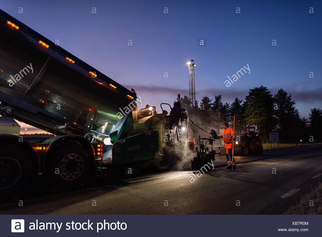 Road Night Construction Workers High Resolution Stock Photography and ...