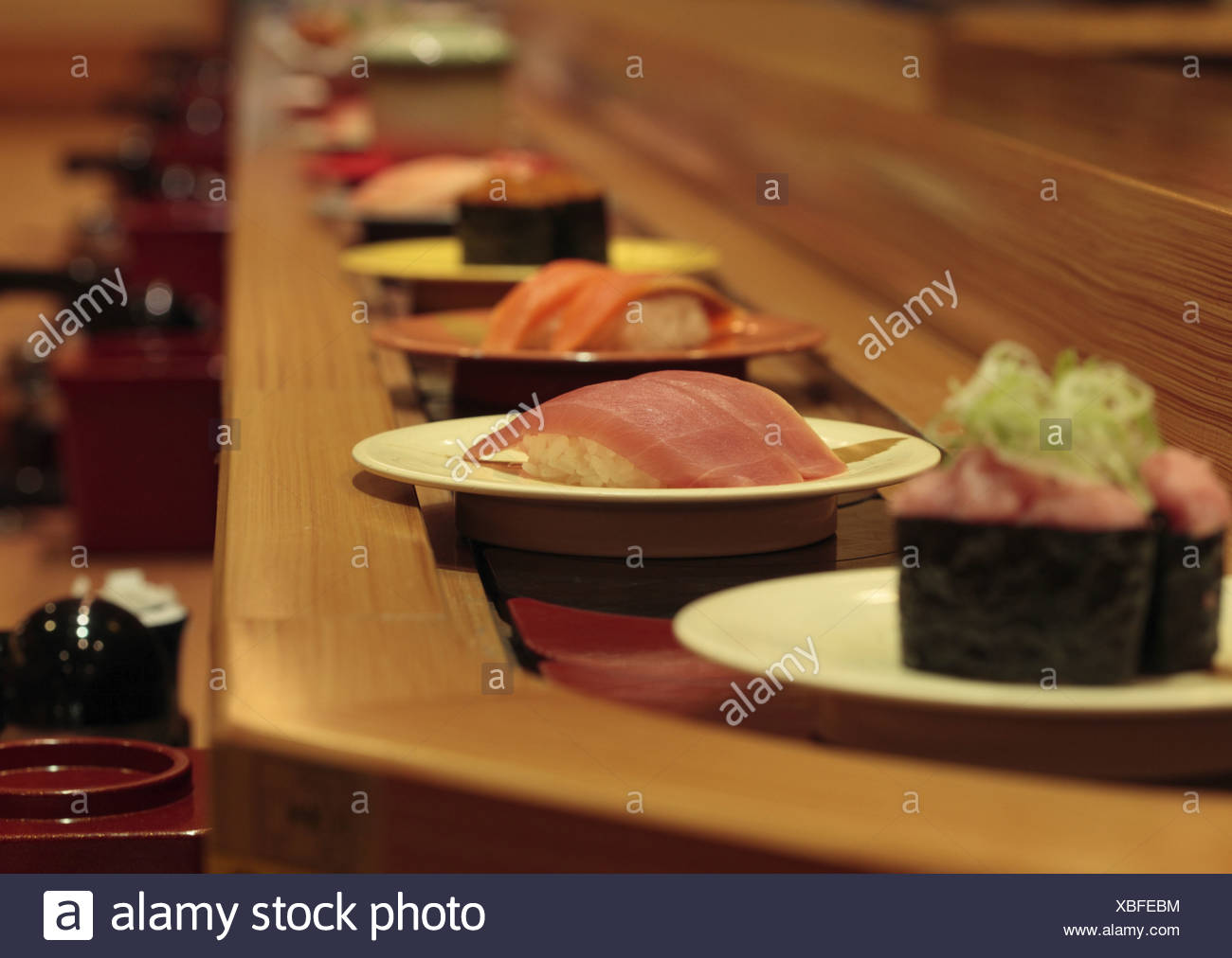 Conveyor Belt Sushi Stock Photos & Conveyor Belt Sushi Stock Images - Alamy