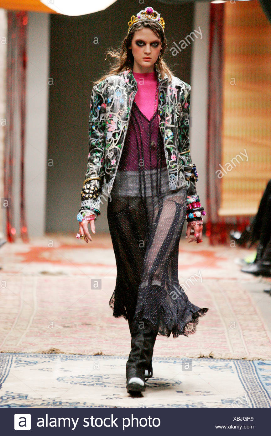 Alice With Crown High Resolution Stock Photography and Images - Alamy