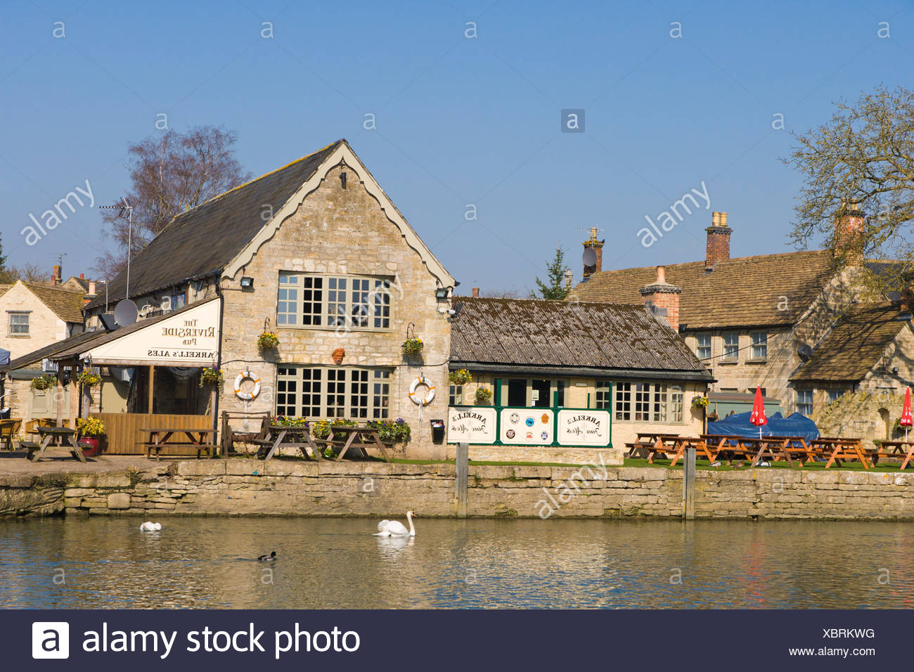 Riverside Pub Lechlade High Resolution Stock Photography and Images - Alamy