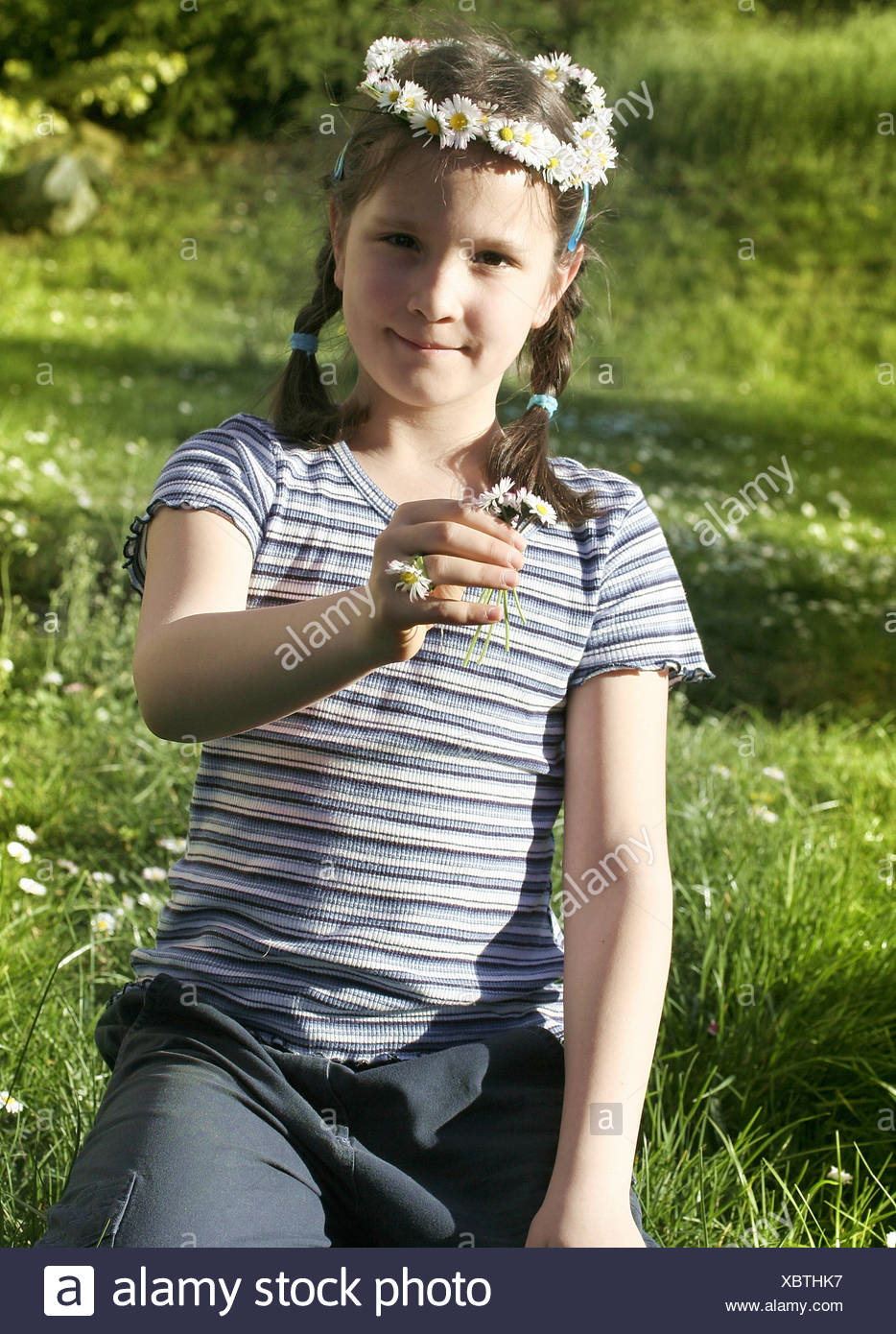 Girl Daisy Chain Stock Photos & Girl Daisy Chain Stock Images - Alamy