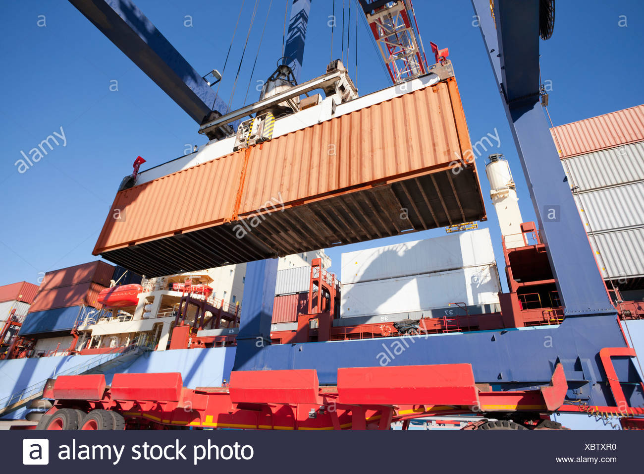 Unloading Lorry Stock Photos & Unloading Lorry Stock Images - Alamy