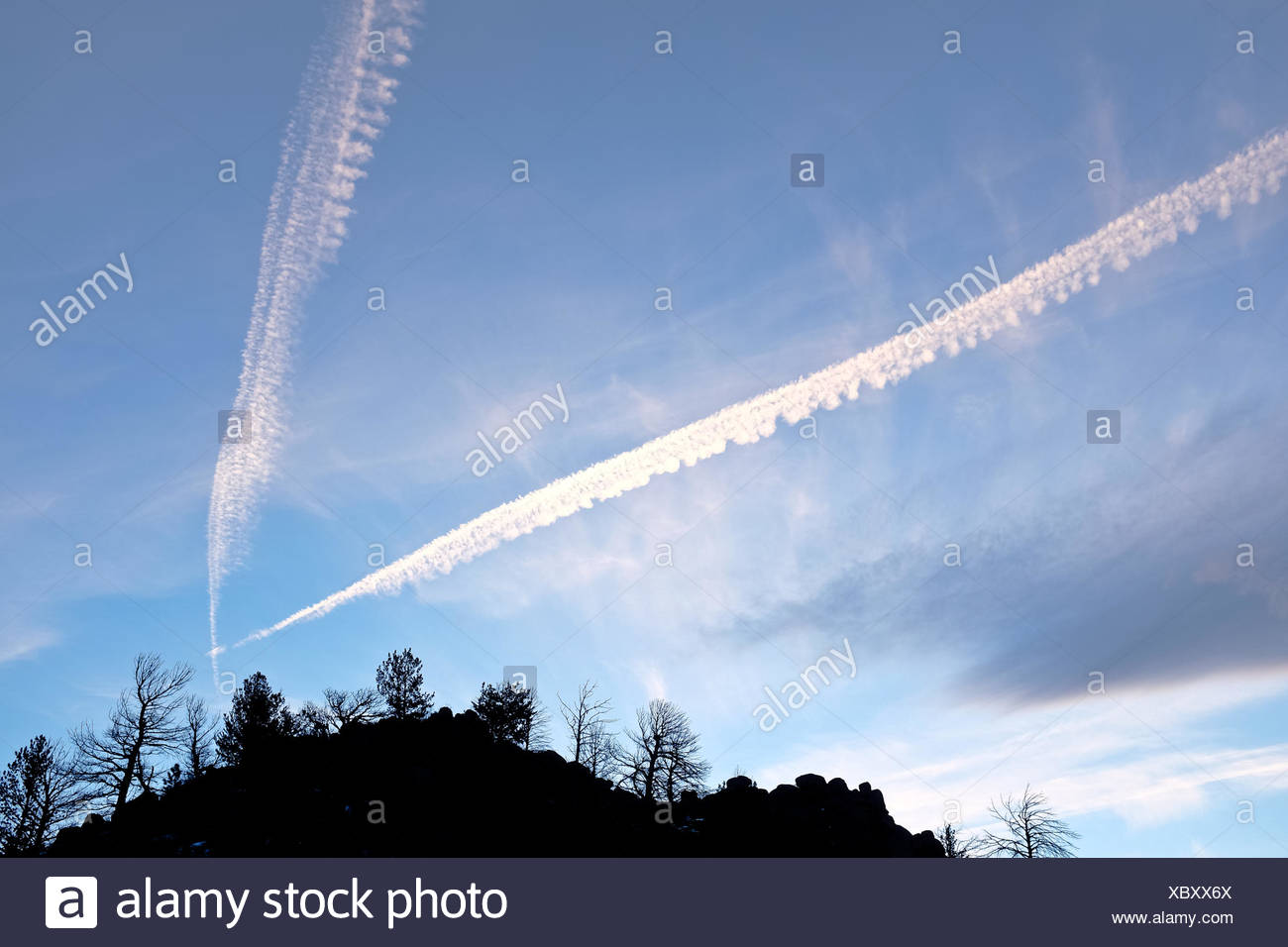 Contrails High Resolution Stock Photography and Images - Alamy