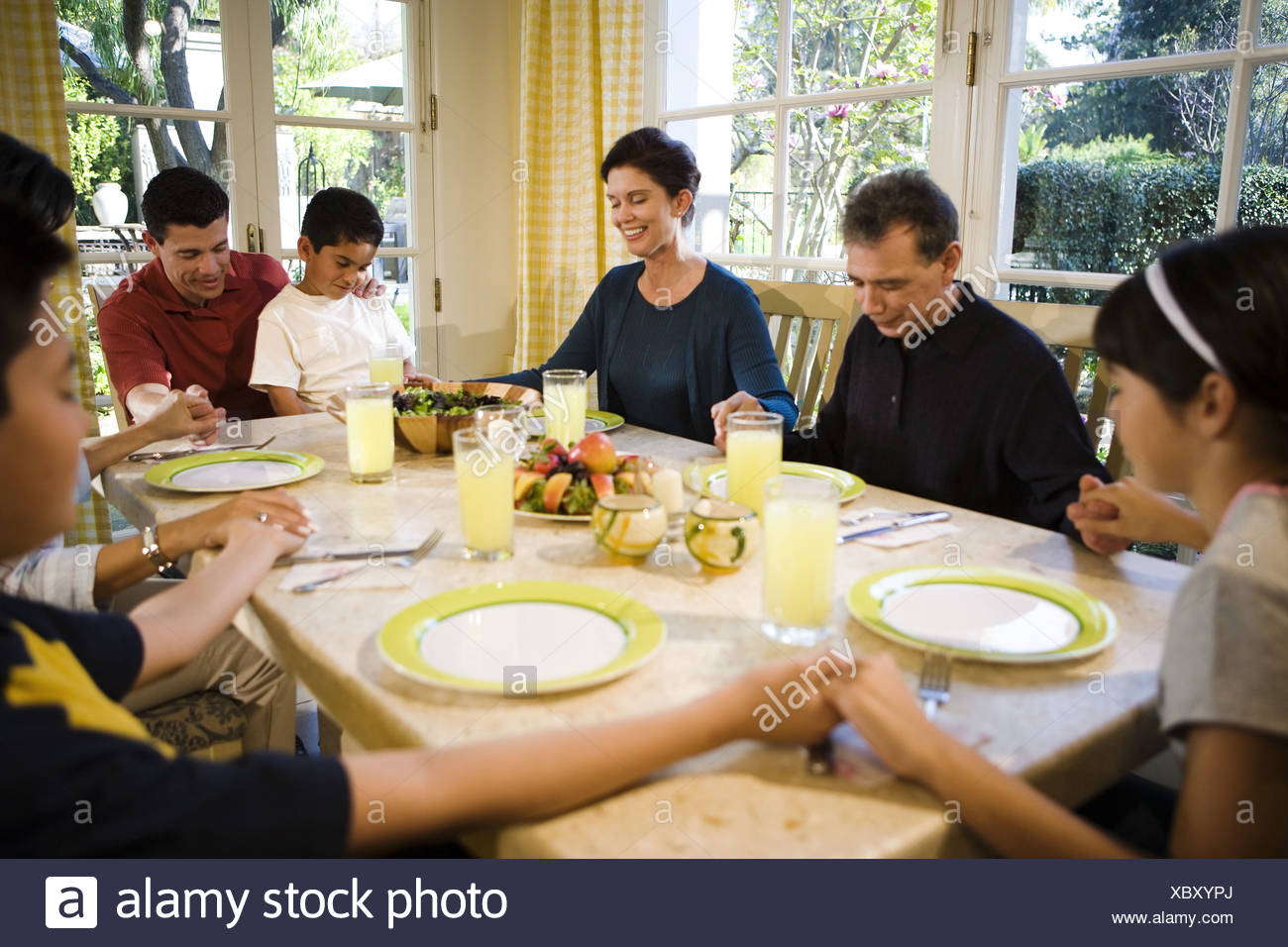 Hispanic Family Prayer Stock Photos & Hispanic Family Prayer Stock ...
