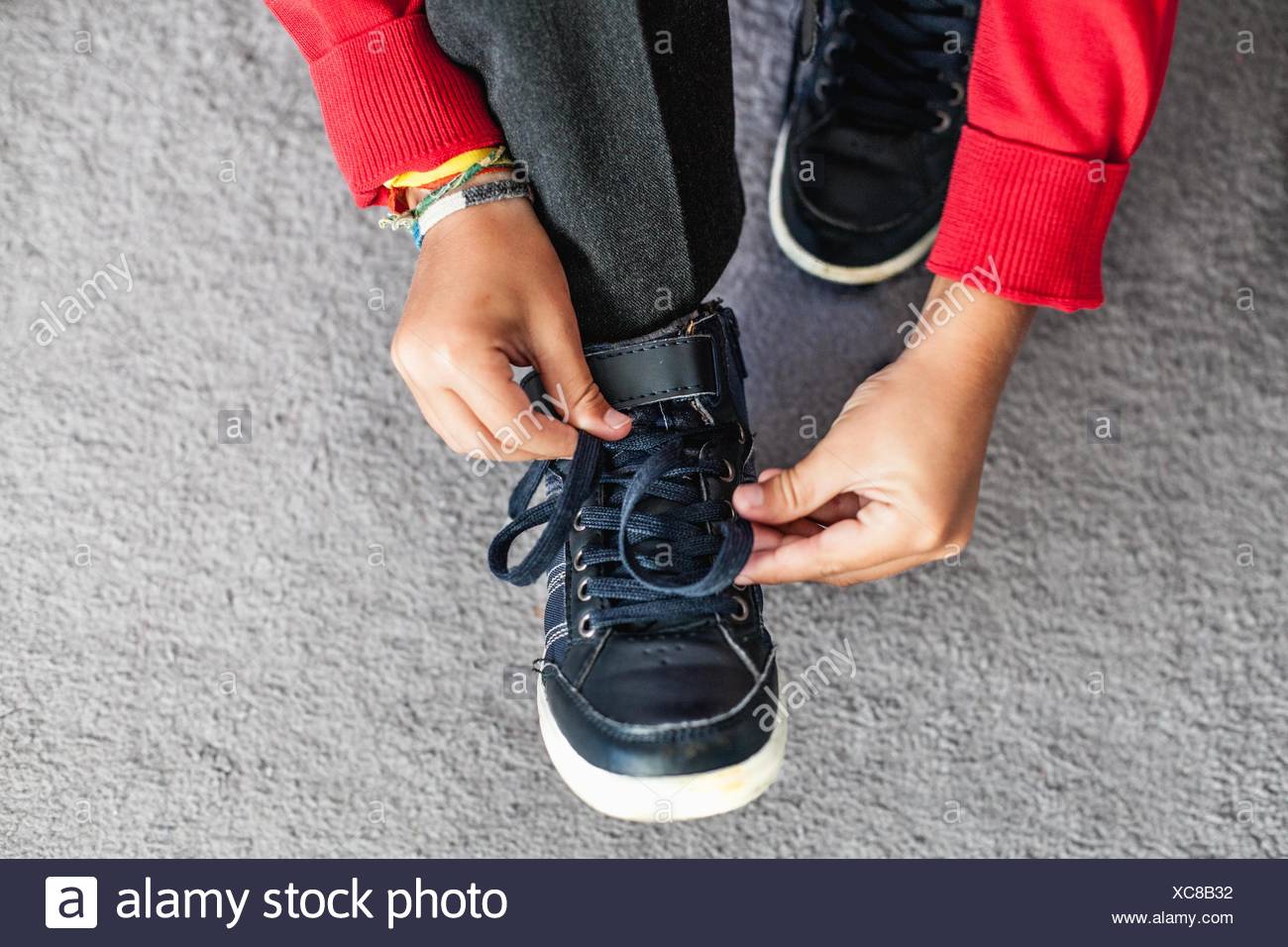 Boy Tying Shoe Stock Photos & Boy Tying Shoe Stock Images - Alamy
