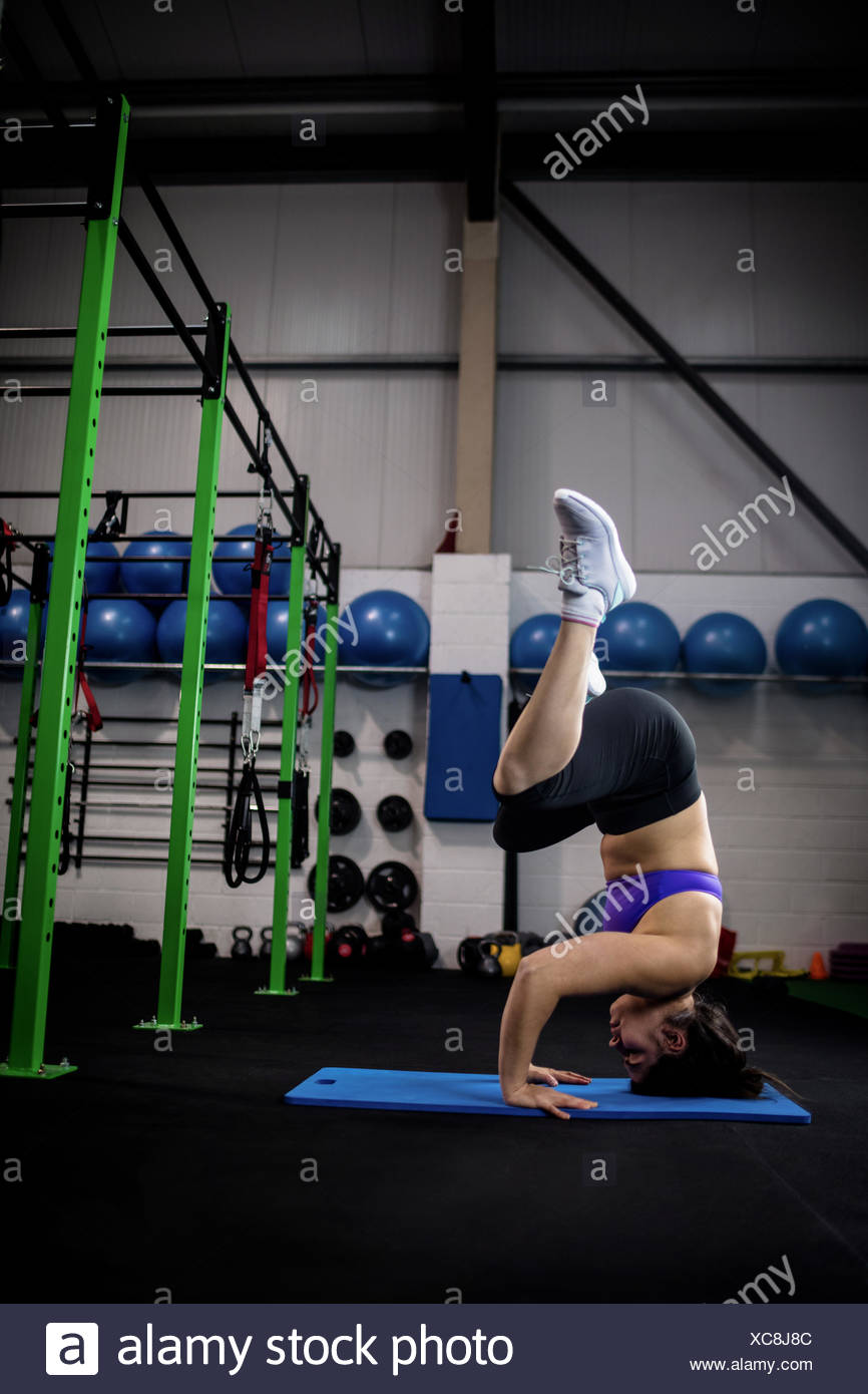How To Do A Headstand High Resolution Stock Photography and Images - Alamy