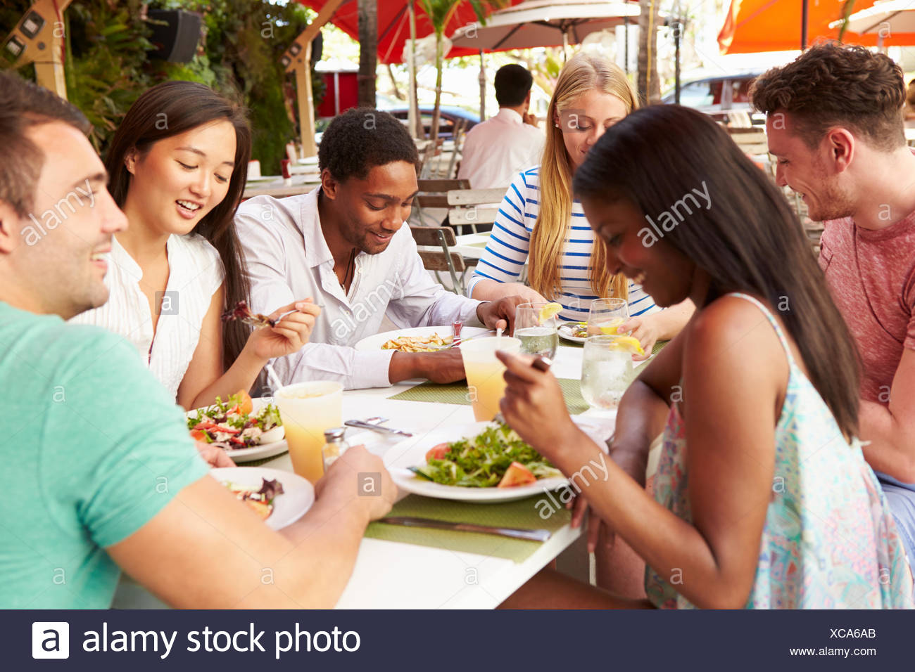 People Eating In Restaurant Stock Photos & People Eating In Restaurant ...