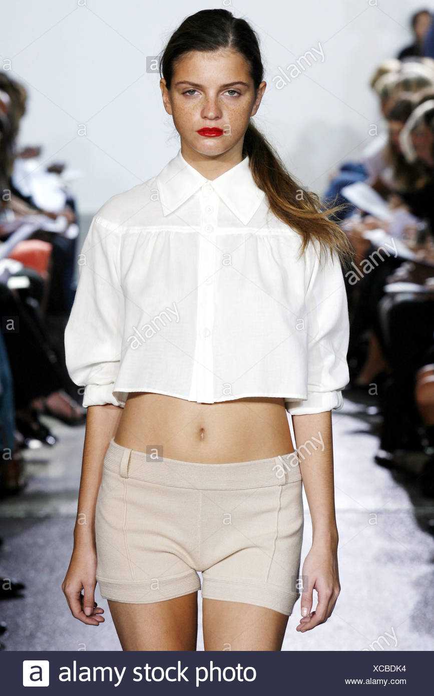 Woman Showing Midriff Stock Photos & Woman Showing Midriff Stock Images ...