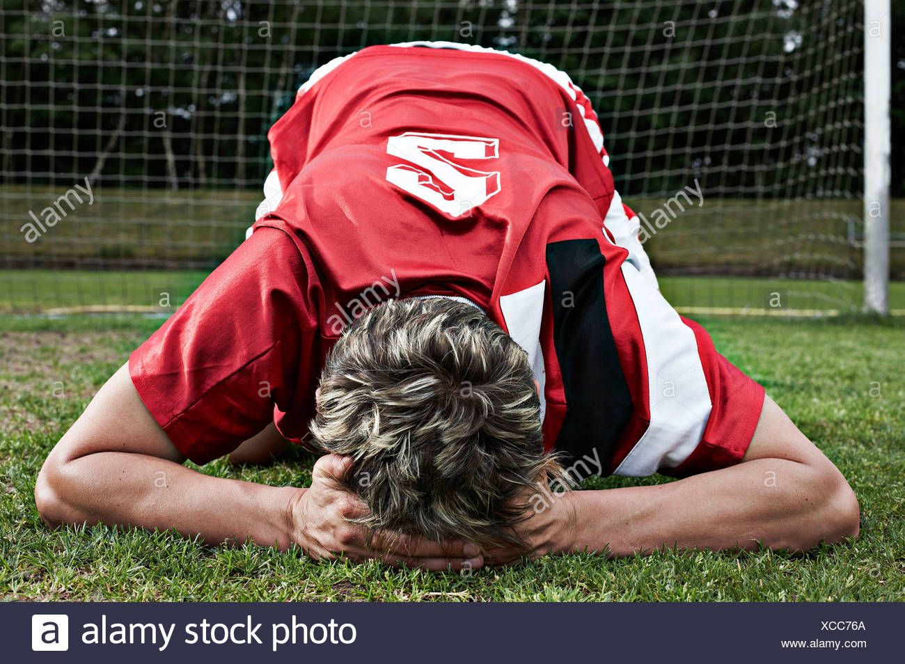 Kneeling Soccer Player Stock Photos & Kneeling Soccer Player Stock ...