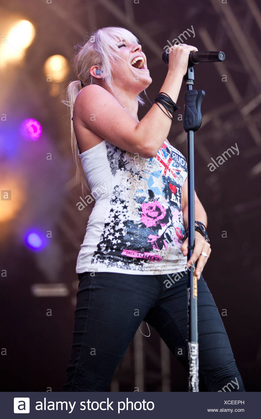 Female Lead Singer High Resolution Stock Photography and Images - Alamy