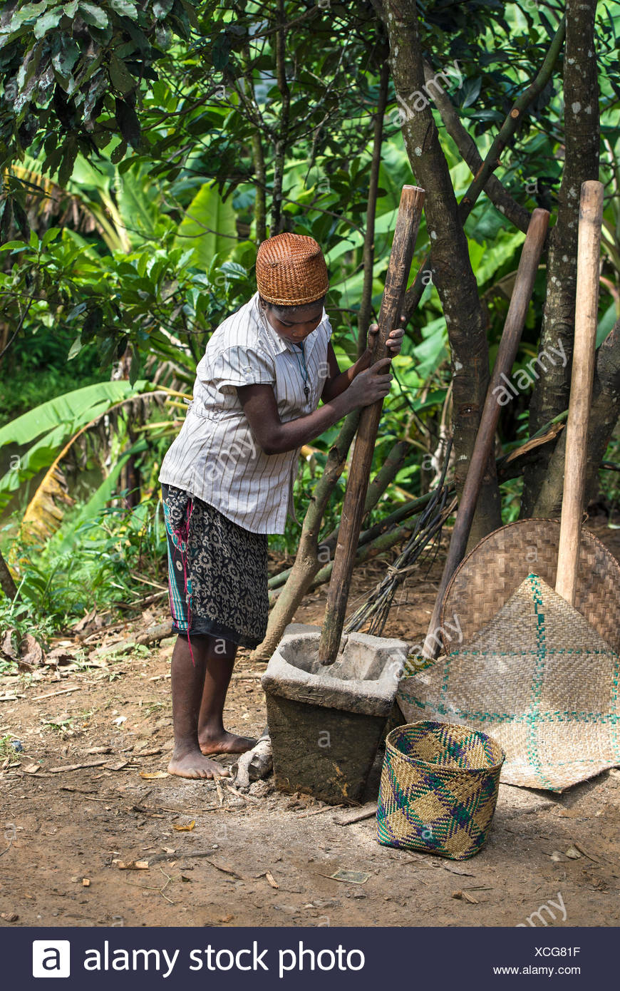 Woman Pounding Rice Stock Photos & Woman Pounding Rice Stock Images - Alamy