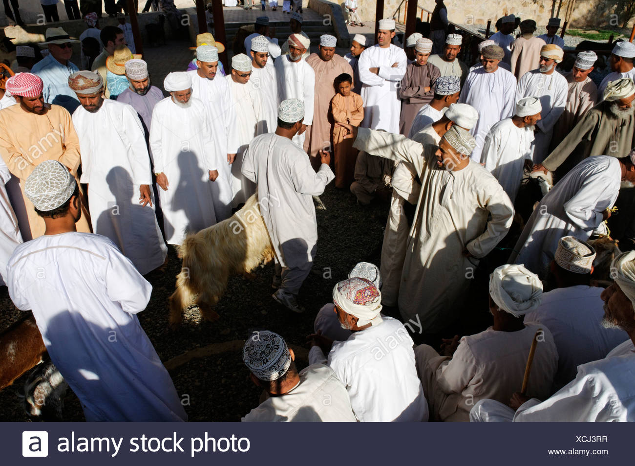Omani Men In Traditional Dress Stock Photos & Omani Men In Traditional ...