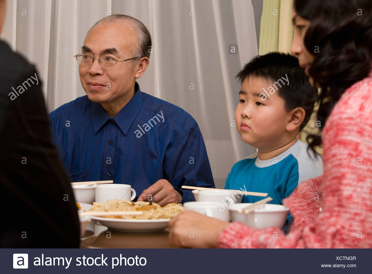 Chinese Dinner Family High Resolution Stock Photography and Images - Alamy