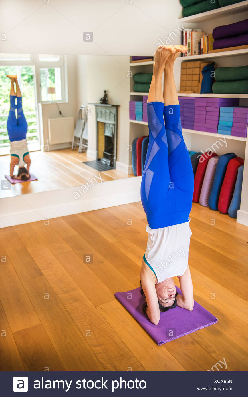 Woman Full Length Mirror High Resolution Stock Photography and Images ...