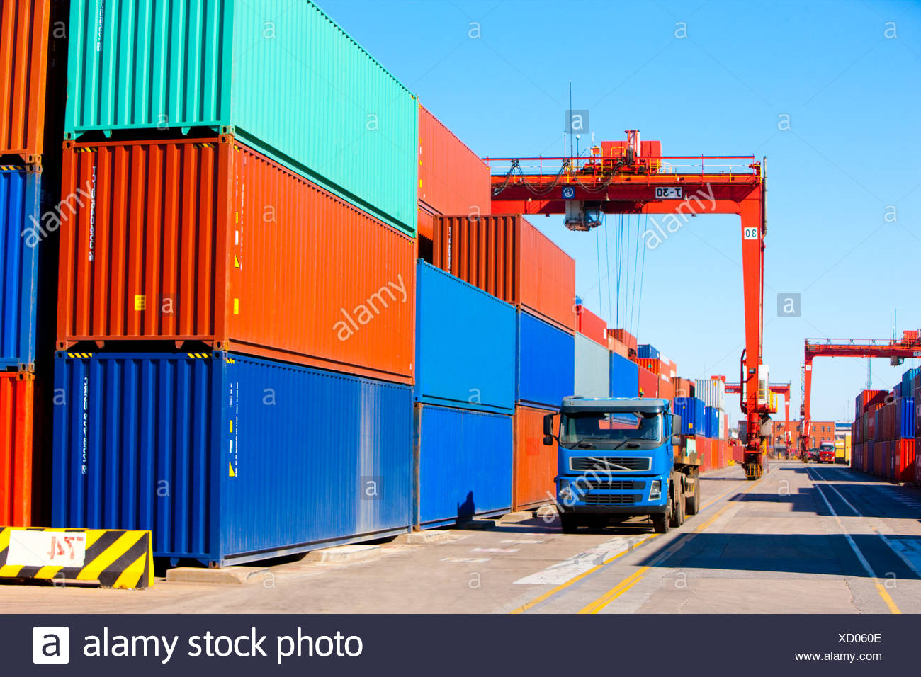 Loading Dock Trucks High Resolution Stock Photography and Images - Alamy