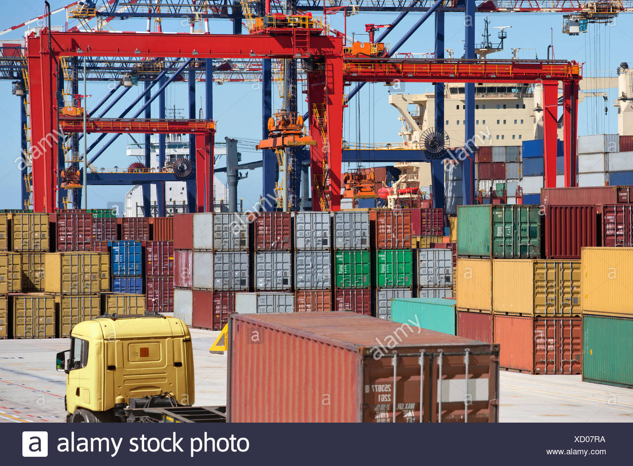Semi Container Ship Stock Photos & Semi Container Ship Stock Images - Alamy