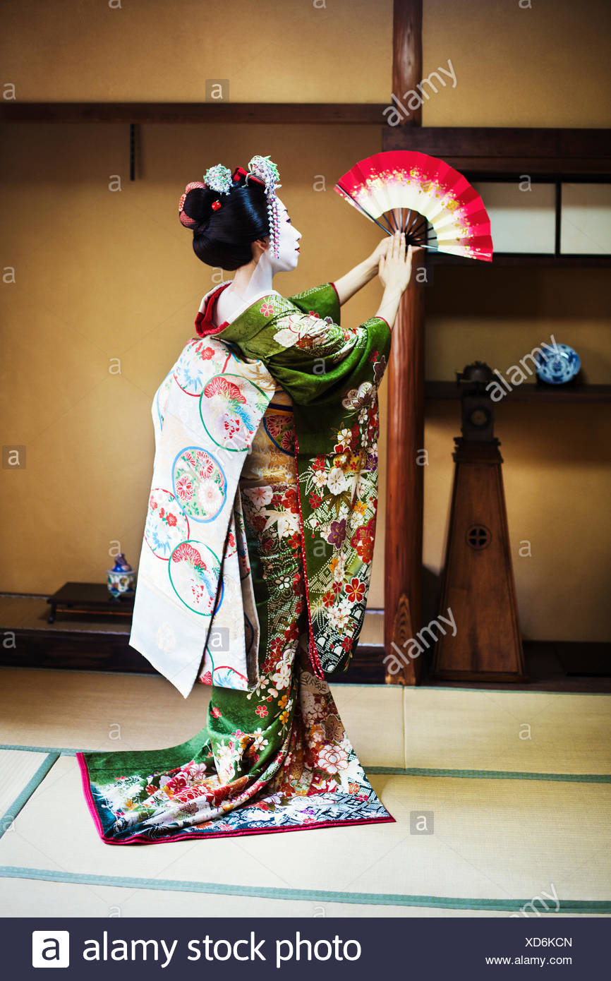 Geisha Dance Fan High Resolution Stock Photography and Images - Alamy