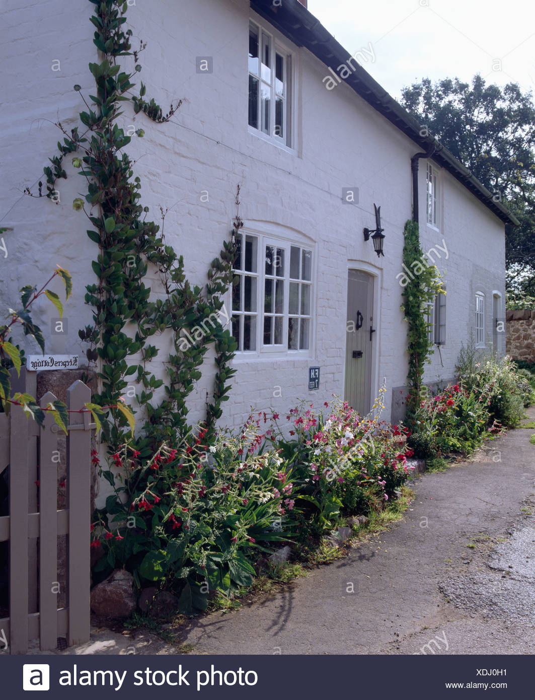 Country Cottage Exterior High Resolution Stock Photography and Images ...