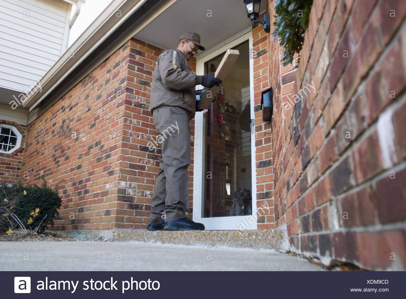 Ups Delivery Man Stock Photos & Ups Delivery Man Stock Images - Alamy