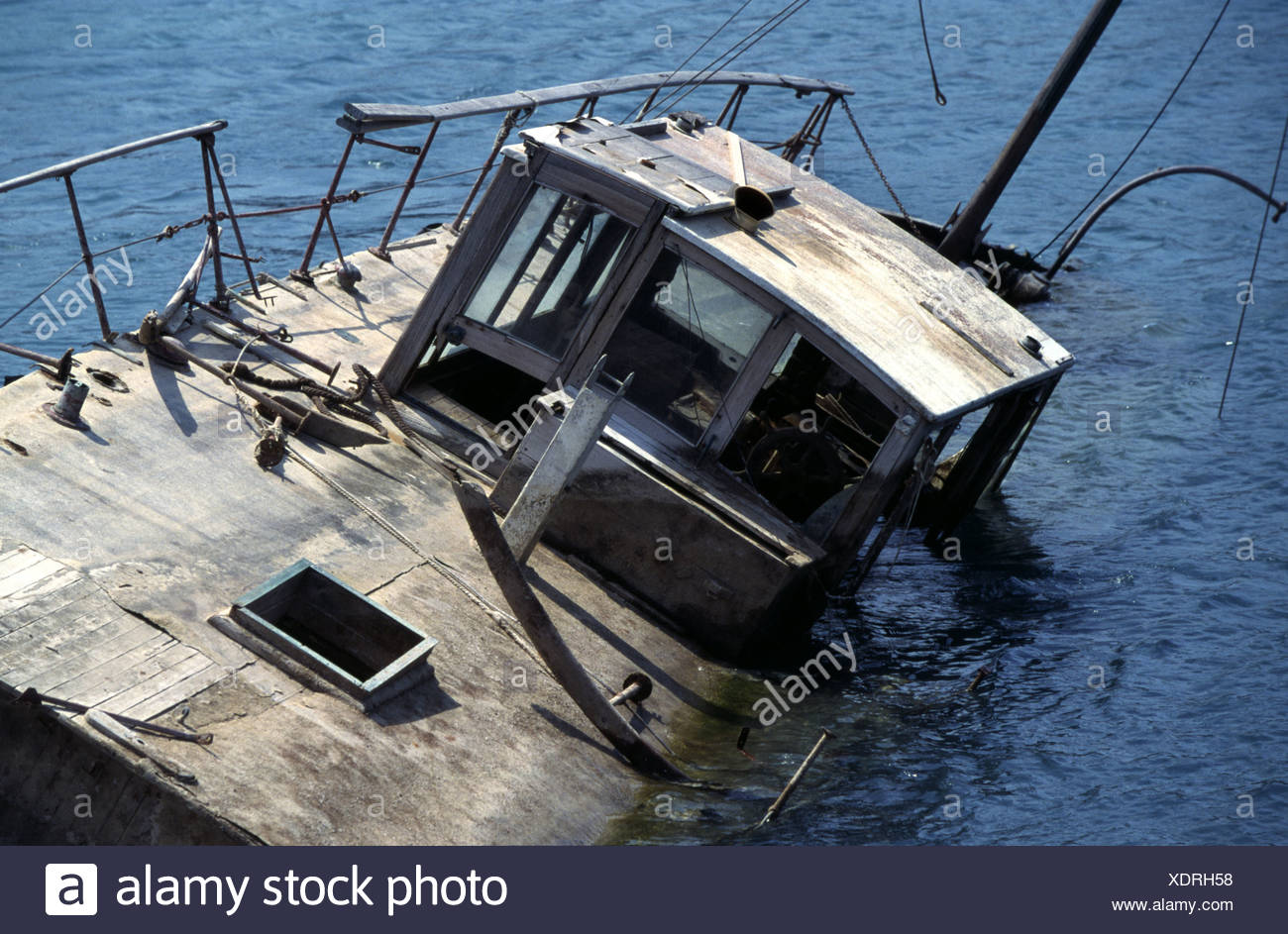 Sinking Ship Stock Photos & Sinking Ship Stock Images - Alamy